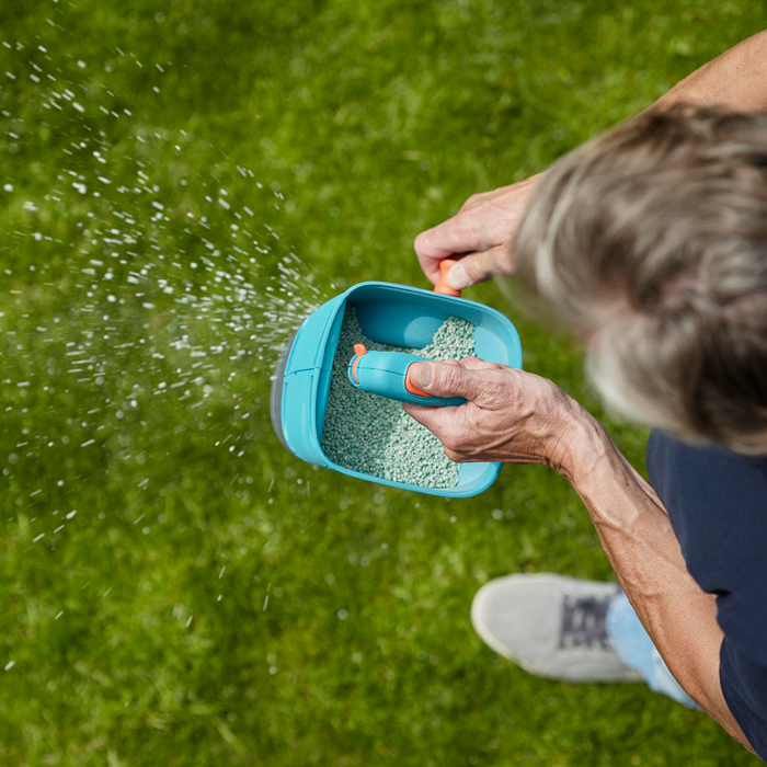 Gardena Medium Hand-held Spreader | Gardening Tools UK