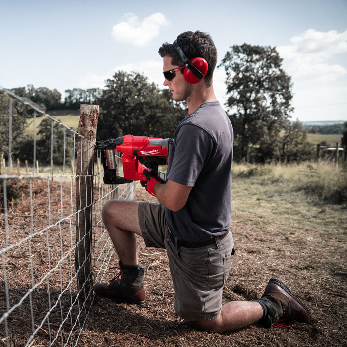 Milwaukee M18 FFUS-302C Fencing Stapler Kit